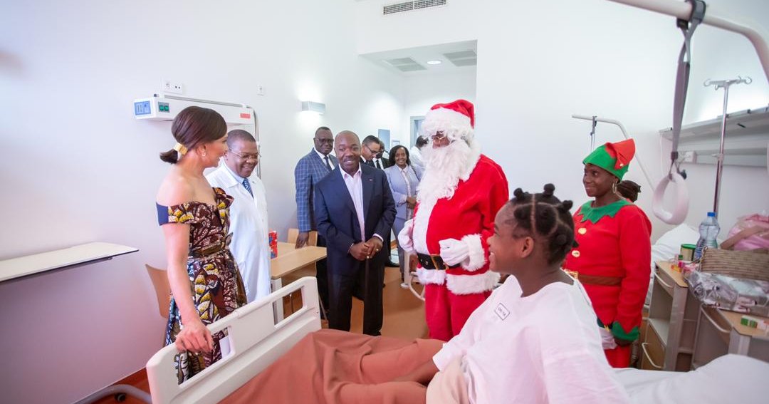 Ali Bongo au chevet des enfants malades du CHU Jeanne Ebori - GabonTime