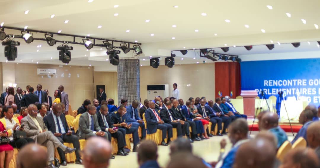 Le gouvernement gabonais devise avec les groupes parlementaires de la ...